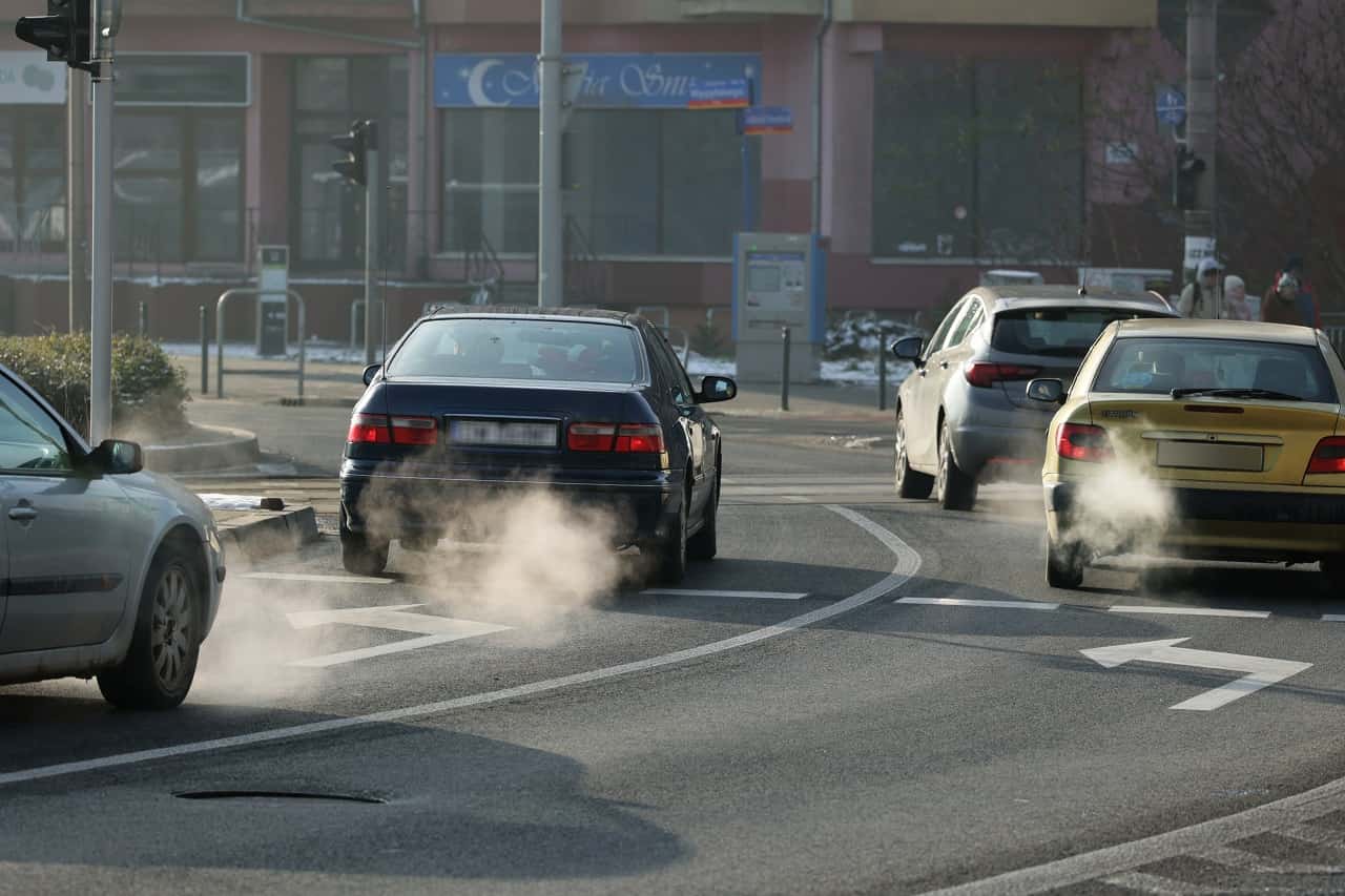 Biały dym z wydechu - przyczyny, skutki i naprawa | Beesafe